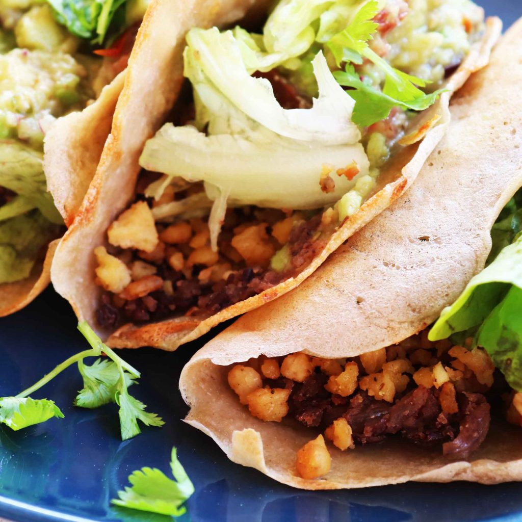 Tacos mejicanos con frijoles refritos y guacamole ¡Ándale wey ...